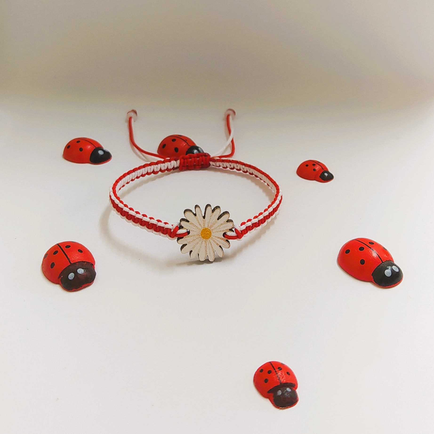 Μακραμέ Βραχιόλι Μαρτάκι με μαργαρίτα – Aikaterina The Jeweller
